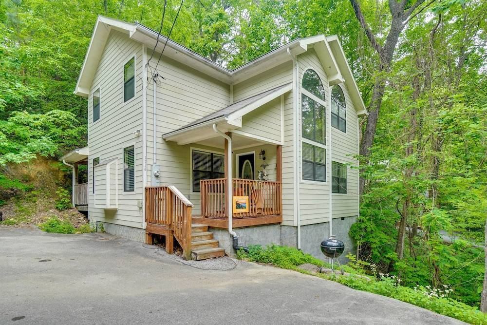 Family-friendly Gatlinburg Home W/ Hot Tub! - Gatlinburg, TN