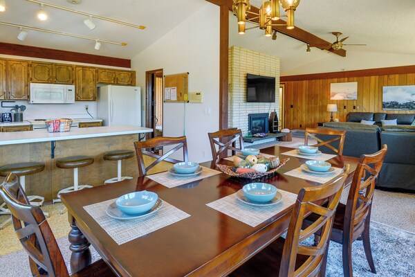 Westport Retreat W/ Pool Table: Walk To State Park - Westport, WA