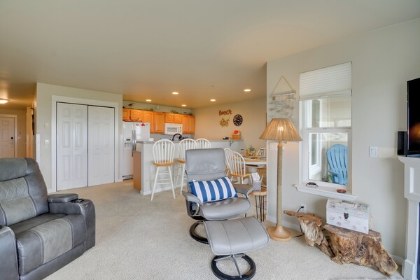 Walk To Beach: Panoramic Splendor Westport Condo - Westport