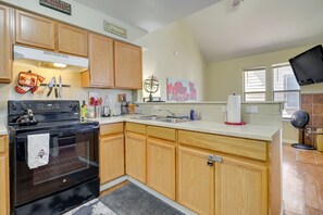 Apartamento (2 Bedrooms) | Cozinha privada | Um micro-ondas, um forno, uma placa de cozinha, Rolo de cozinha 
