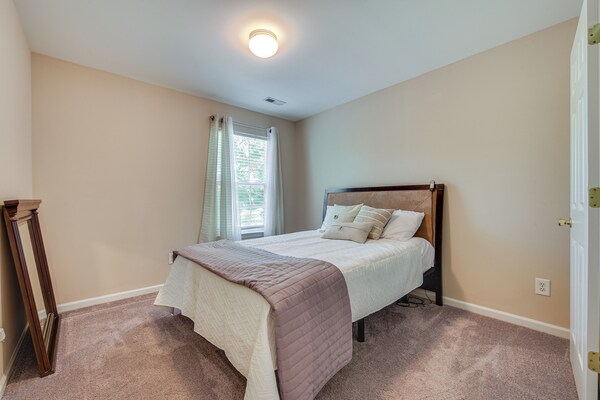 Charlotte Townhome W/ Deck: 18 Mi To Downtown! - Camp Snoopy, Fort Mill