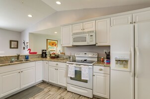 Casa (3 Bedrooms) | Cozinha privada | Um micro-ondas, um forno, uma placa de cozinha 