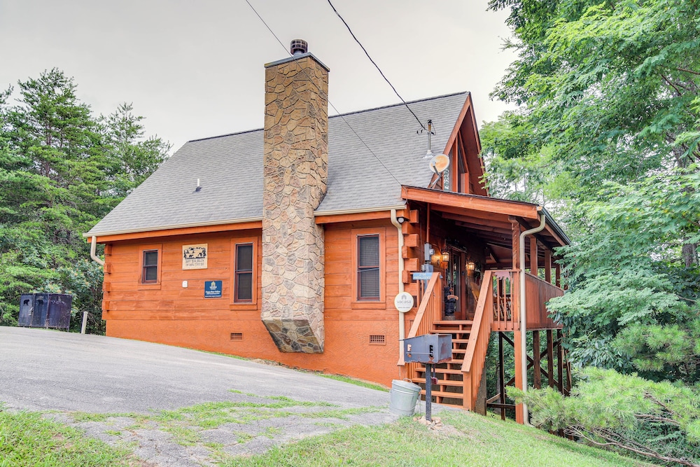 Sevierville Cabin W/ Wraparound Deck + Lake Access - Dandridge, TN