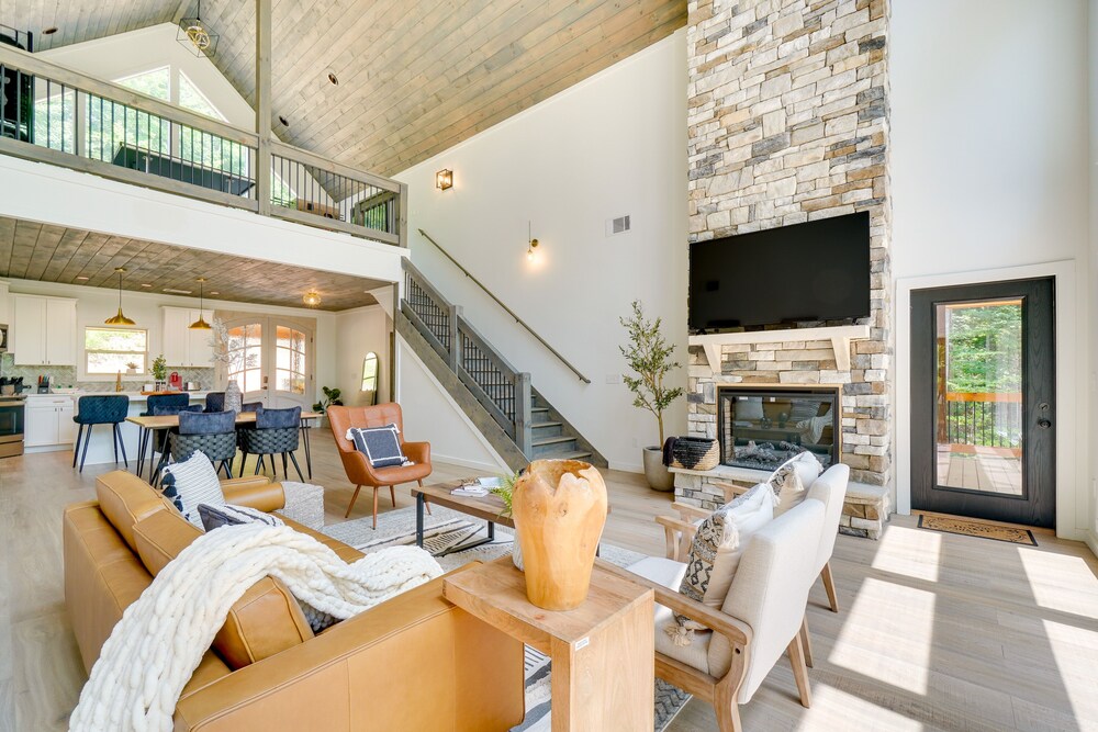 Luxe Sevierville Home W/ Deck Near Pigeon Forge! - Townsend, TN