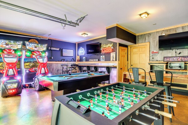 Sevierville Rental Cabin W/ Hot Tub & Game Room! - Townsend, TN