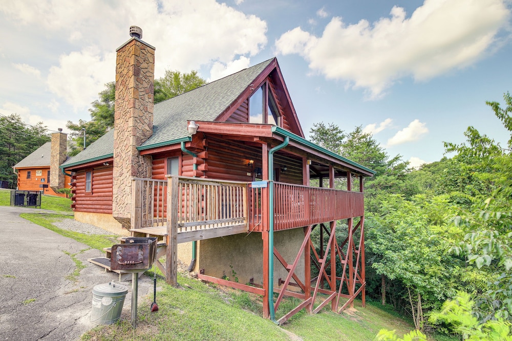 Sevierville Cabin: Private Deck, Community Pool! - Dandridge, TN