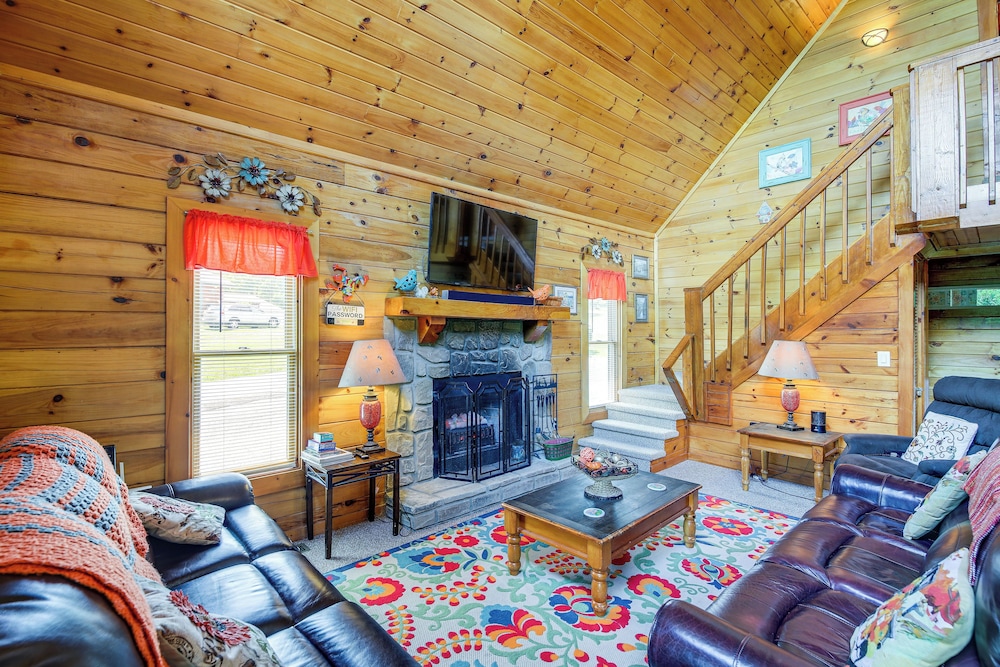 Sevierville Cabin: Private Deck, Community Pool! - Dandridge, TN