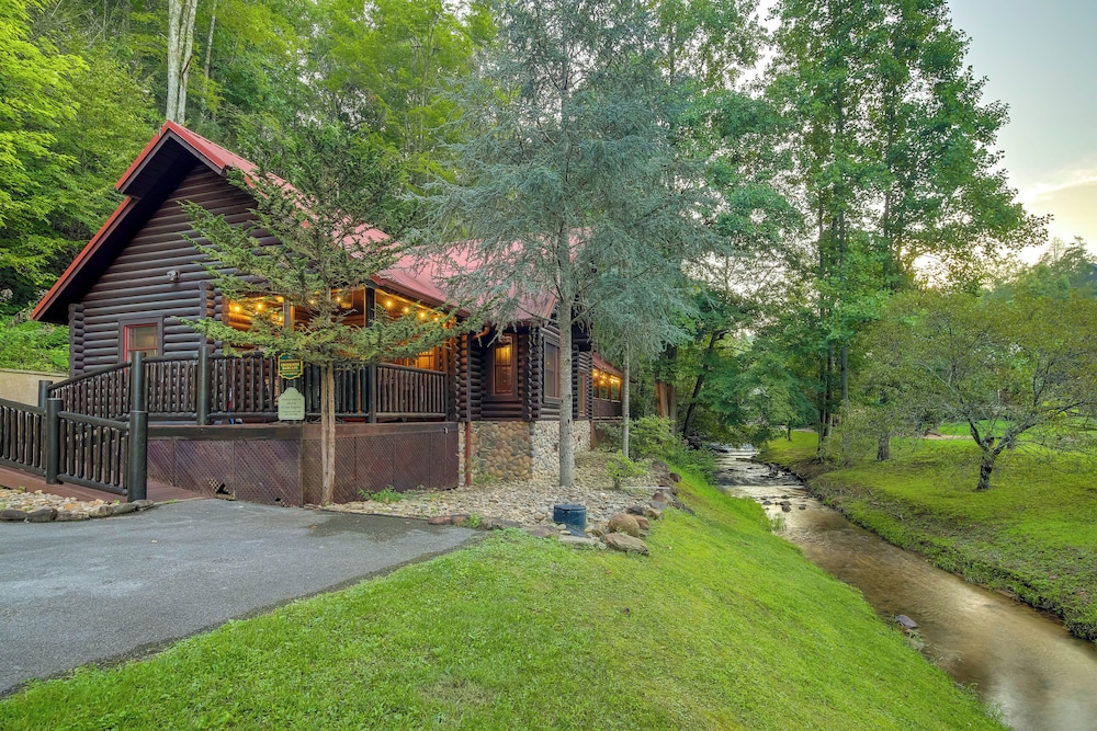 Sevierville Sanctuary - Huge Game Room & Hot Tub! - Townsend, TN