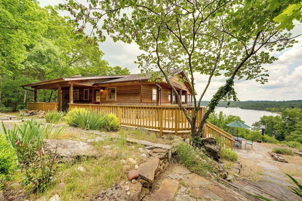 Eagle Rock Gem On Table Rock Lake W/ Decks & Grill - Beaver Lake, AR