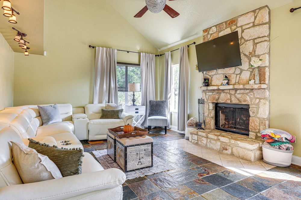 Covered Patio + Game Room: New Braunfels Home! - New Braunfels, TX