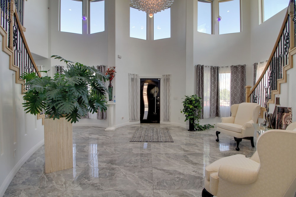 3 Mi To Rio Grande: Albuquerque Home W/ Balcony - Albuquerque, NM