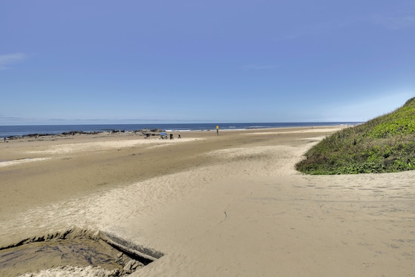 Coastal Lincoln City Home W/ Spacious Deck! - Lincoln City, OR