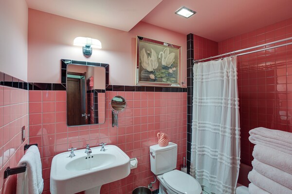 Retro-style Home In Ruston: Walkable Location! - Tacoma, WA