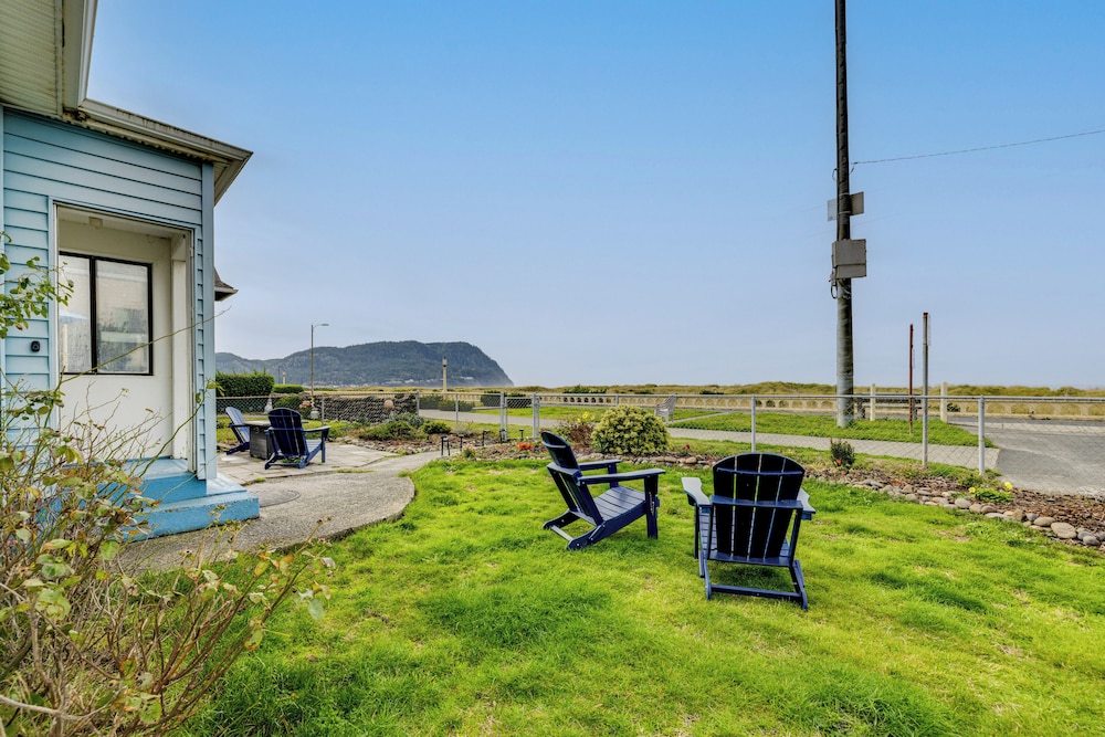 Beachfront Cottage On Seaside Promenade W/ Hot Tub - Seaside, OR