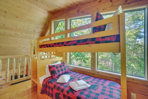Sevierville Cabin W/ Hot Tub: 5 Mi To Pigeon Forge - Pigeon Forge, TN