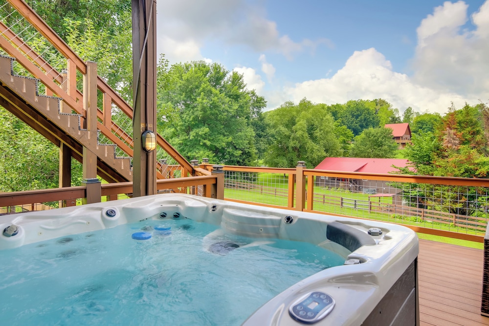 Pigeon Forge Vacation Rental W/ Hot Tub & Yard - Townsend, TN