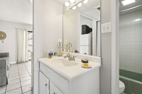 Beachfront Fourth-floor Condo W/ Community Pool! - Kong, Wildwood