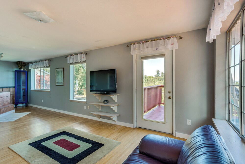 Federal Way Vacation Rental: Bay & Mountain Views! - Kent, WA