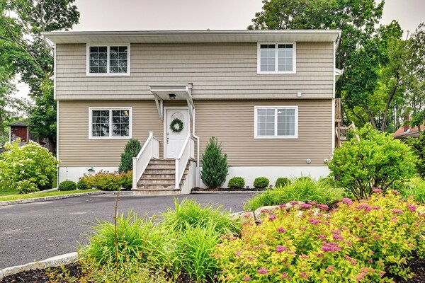 Walk To Shops & Dining: Glen Cove Apt W/ Yard! - Port Washington, NY