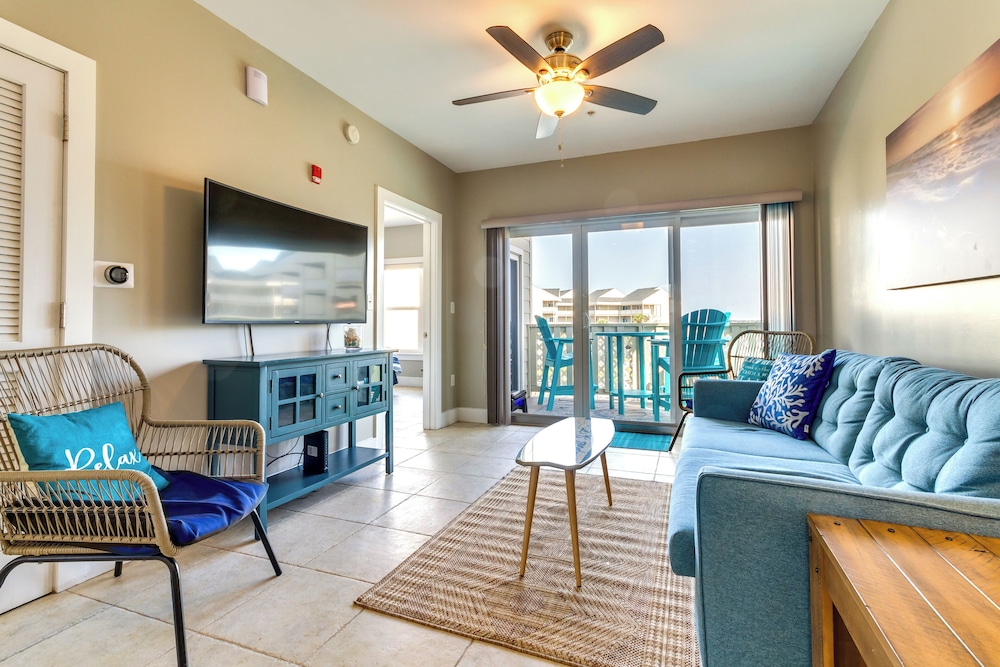 Bayfront Pensacola Beach Condo W/ Pool & Elevator - Pensacola Beach, FL