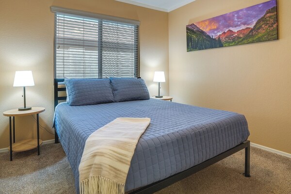 Bright Peoria Home W/ Gas Grill & Fire Pit! - Glendale, AZ