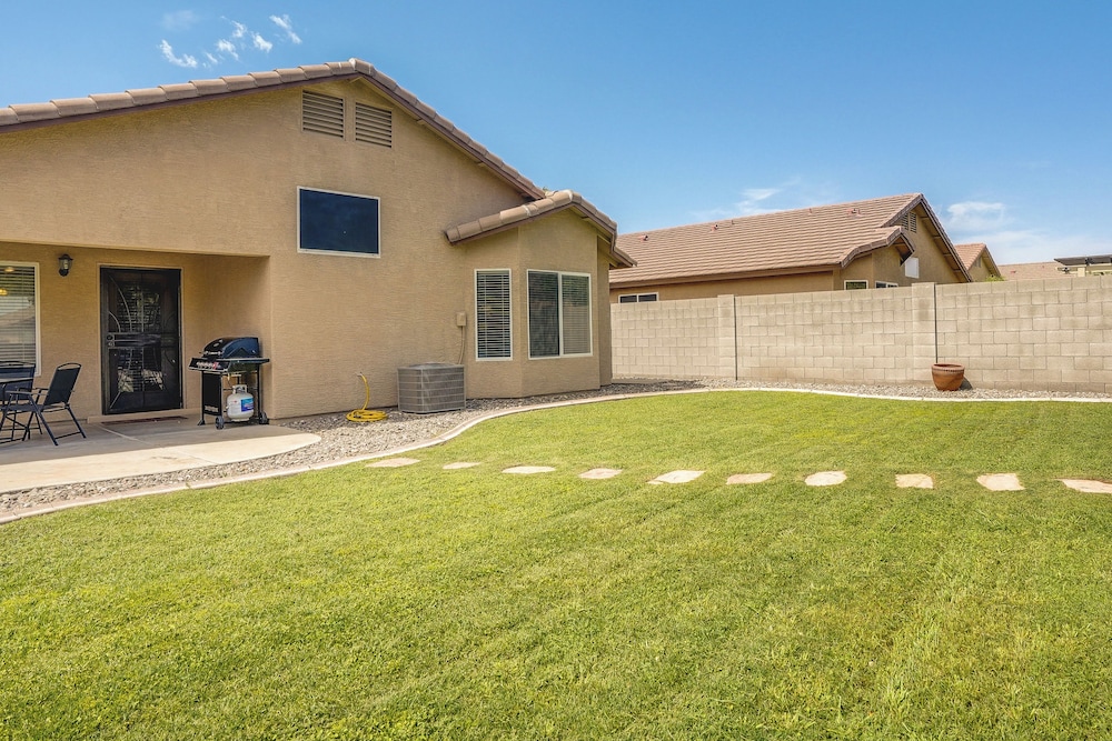 Bright Peoria Home W/ Gas Grill & Fire Pit! - Glendale, AZ