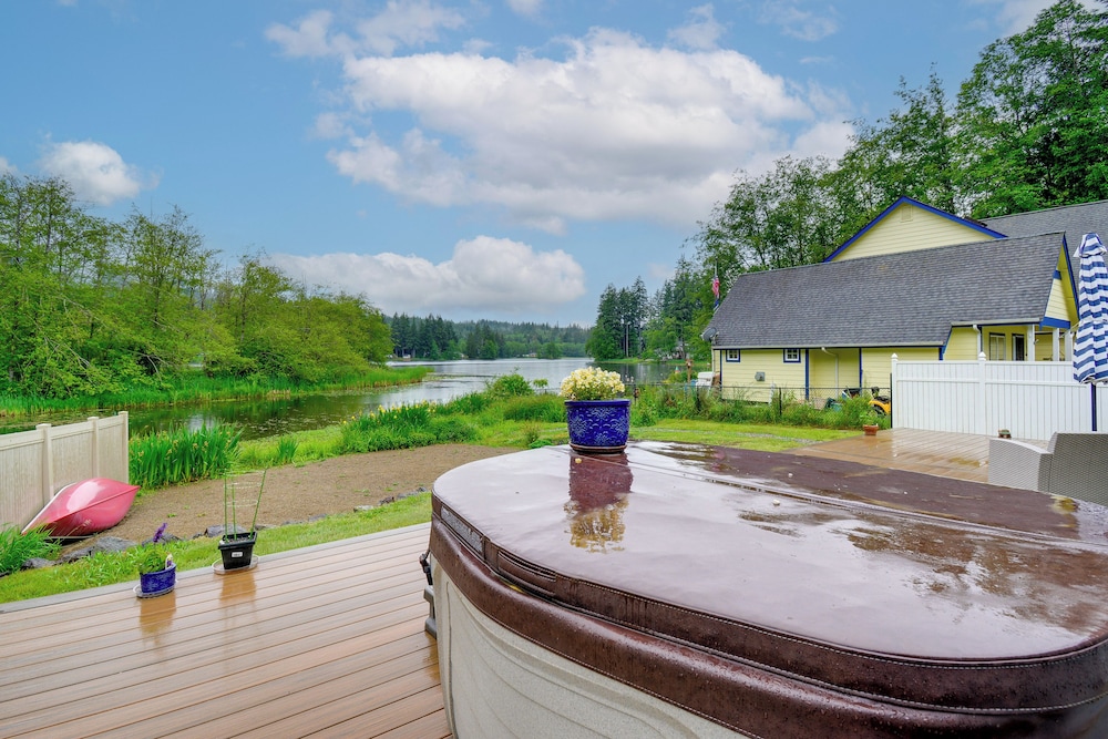 Lakefront Bremerton Vacation Rental W/ Hot Tub! - Scenic Beach State Park, Seabeck