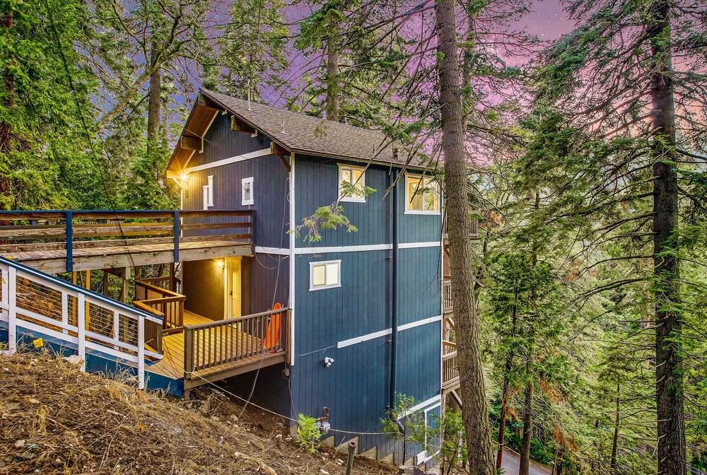 Tree-lined Lake Arrowhead Cabin ~ 1 Mi To Village! - Lake Arrowhead, CA