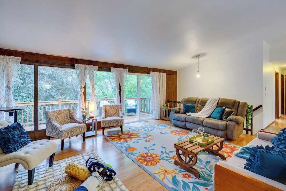 Expansive Lake Forest Park Home W/ Private Deck! - Kirkland, WA