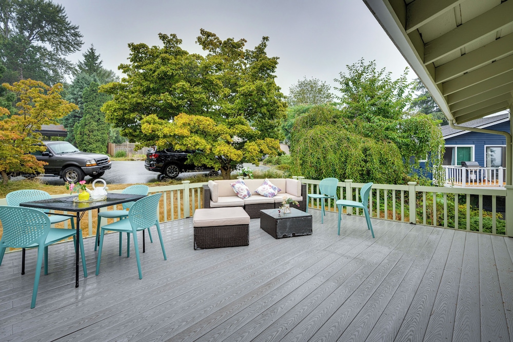 Expansive Lake Forest Park Home W/ Private Deck! - Kirkland, WA