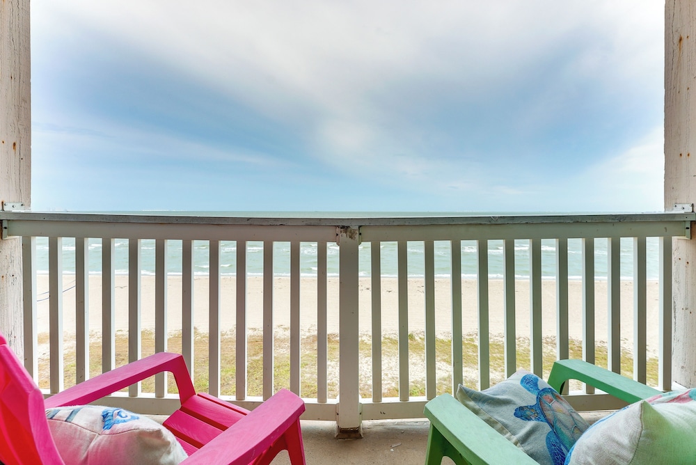 Beachfront Corpus Christi Condo W/ Pool Access! - North Beach, TX