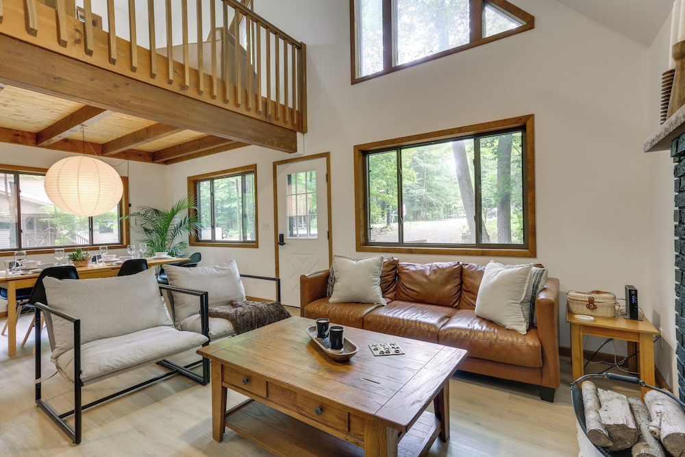 Screened Porch & Grill: Lake Ariel Vacation Rental - Pennsylvania