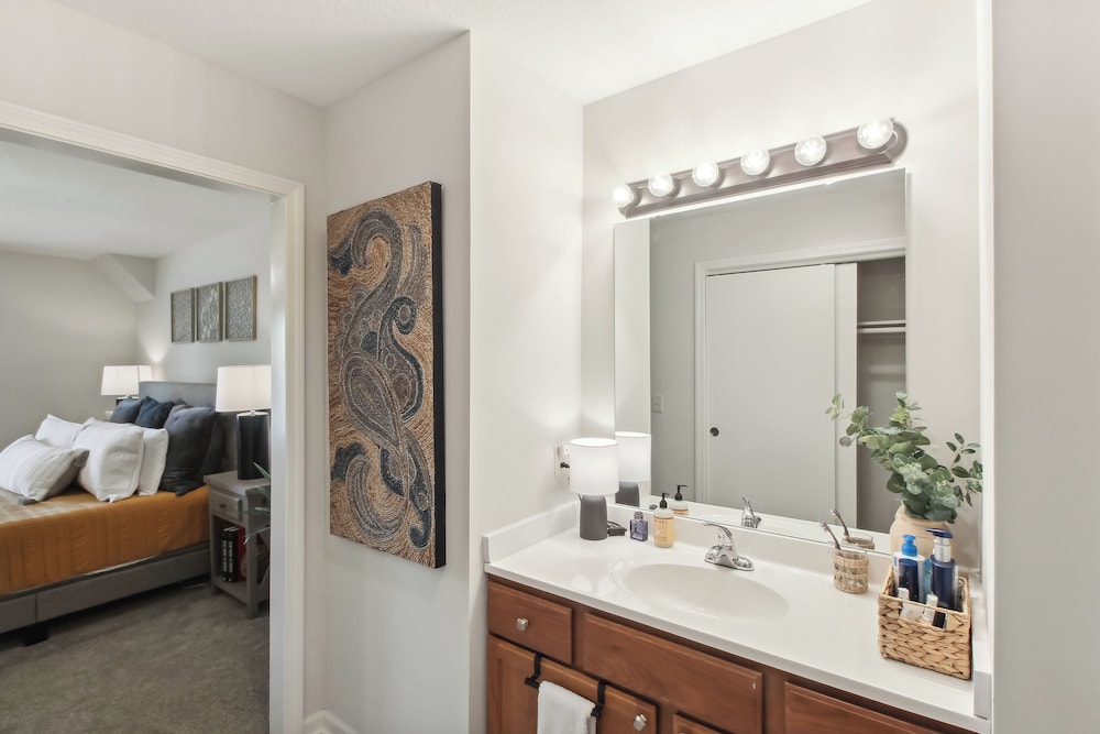 Overland Park Condo, Close To Lakes & Parks! - Overland Park, KS