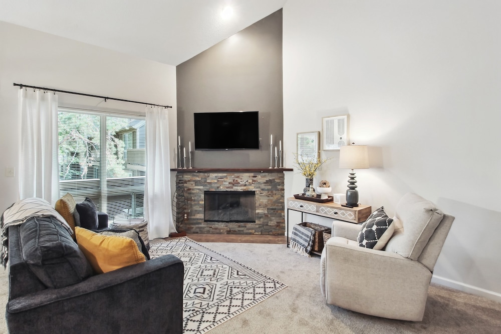 Overland Park Condo, Close To Lakes & Parks! - Overland Park, KS
