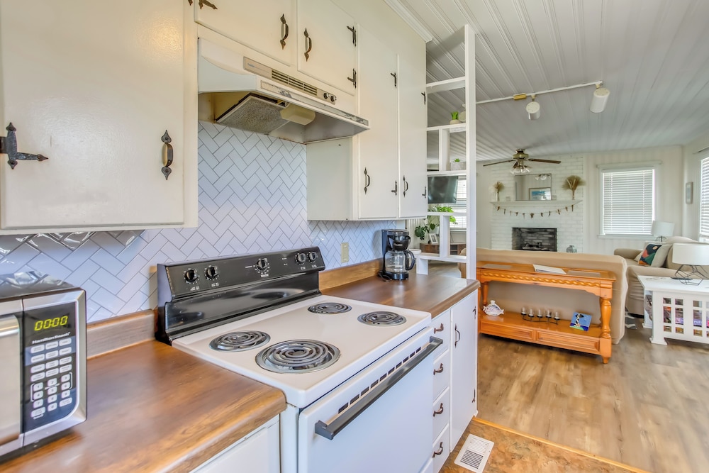 Carolina Beach Home W/ Private Deck: Walk To Shore - Carolina Beach, NC