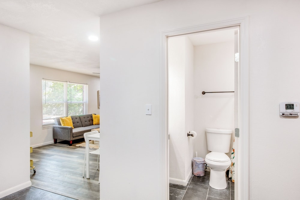 Pet-friendly Overland Park Condo With Pool Access! - Overland Park, KS