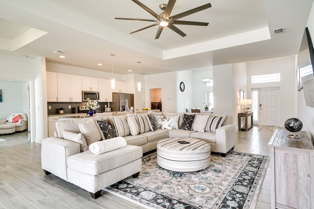 Comfy Lehigh Acres Getaway W/ Yard & Fireplace - Lehigh Acres, FL