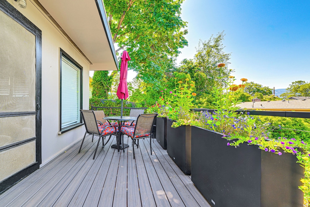 Grants Pass Getaway W/ Expansive Deck! - Grants Pass, OR