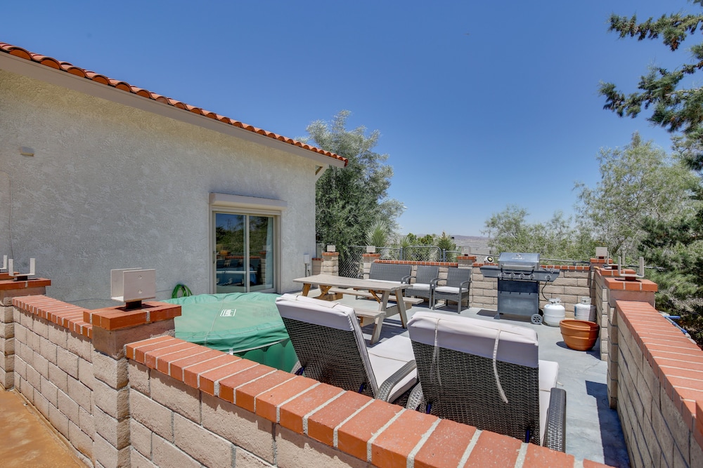 California Vacation Rental With Hot Tub & Patio! - Yucca Valley, CA