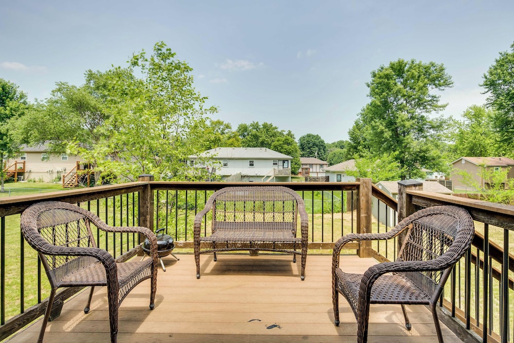 Cozy Missouri Retreat W/ Deck & Grill, Near Hiking - Paradise Park, Lee's Summit