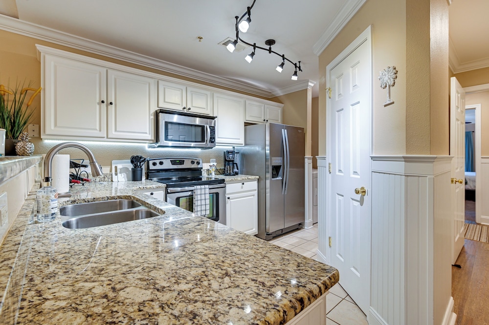 High-end Pawleys Island Condo W/ Porch & Pools! - Georgetown, SC