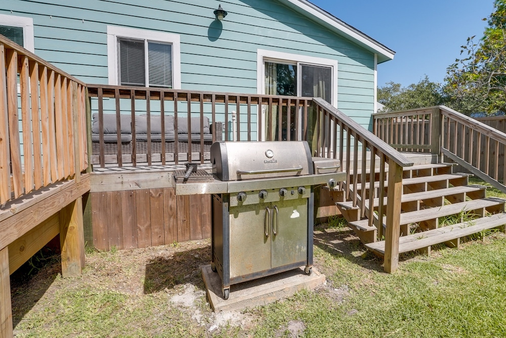 Rockport Vacation Rental W/ Hot Tub & Fire Pit! - Rockport, TX