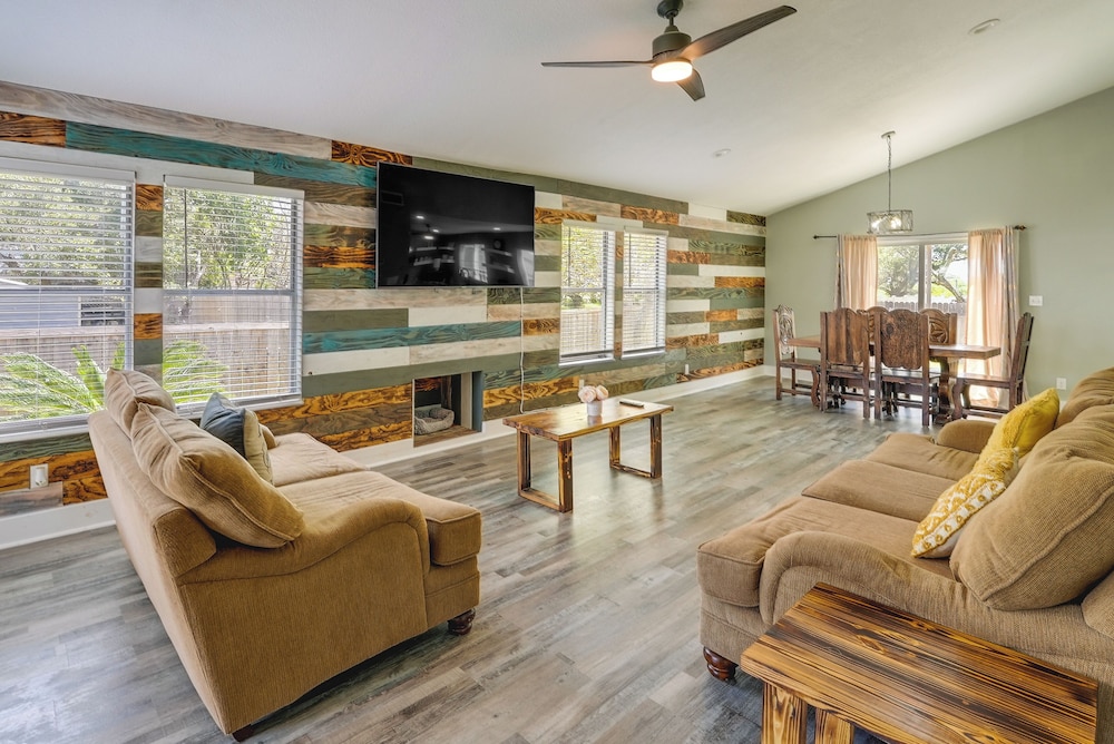 Rockport Vacation Rental W/ Hot Tub & Fire Pit! - Rockport, TX