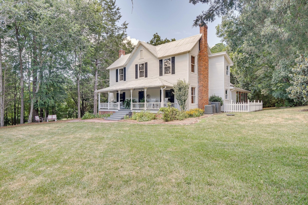 Historic & Charming Pittsboro Home W/ Fireplaces - Chapel Hill, NC