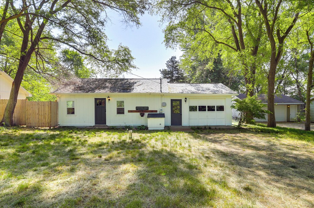 2 Mi To Hagar Beach: Charming Home W/ Fire Pit! - Lake Michigan Beach, MI