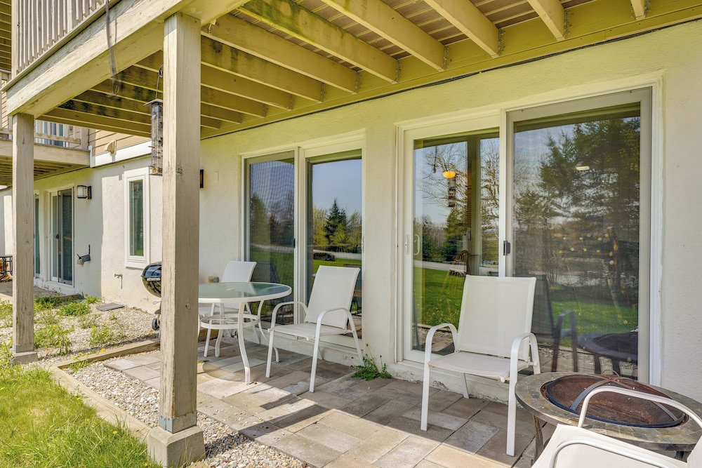 Ski-in/ski-out Bromley Mtn Condo: Wood Fireplace! - Vermont