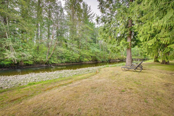 Riverfront Rental W/ Deck: 4 Mi To Wallace Falls! - Gold Bar, WA