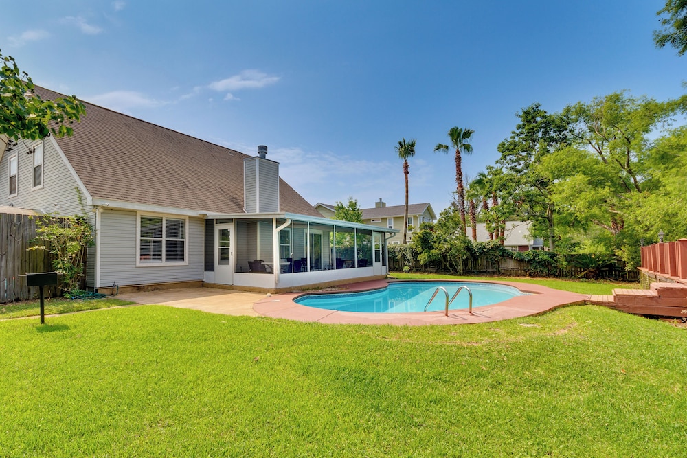 Mary Esther Home With Private Pool & Fireplace! - Navarre, FL