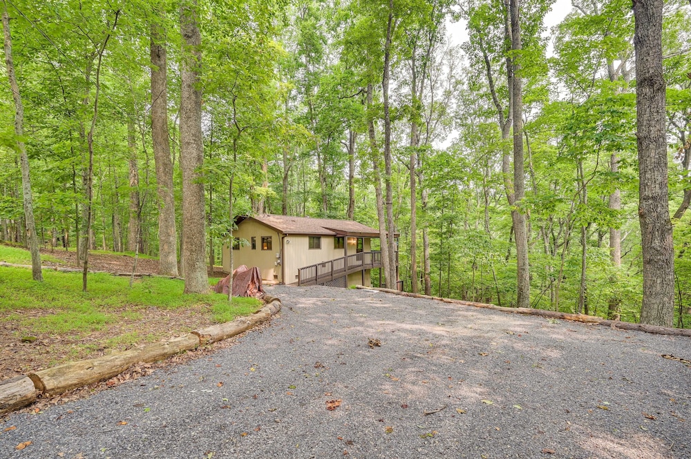 Charming Hedgesville Retreat W/ Deck + Fireplace! - Virginie-Occidentale
