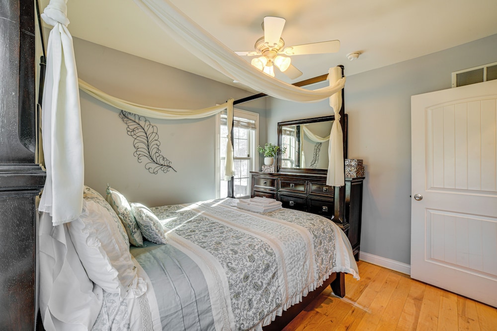 Steps To Lake Michigan Beach: Gary Vacation Rental - Gary, IN